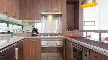 Apartamento, 1 quarto | Cozinha privada | Um frigorífico, um micro-ondas, uma placa de cozinha