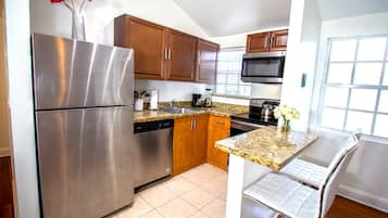 Apartamento Comfort, 2 quartos | Cozinha privada | Um frigorífico/congelador grande, um micro-ondas, uma placa de cozinha