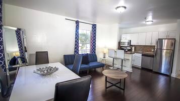 Apartamento Comfort, 2 quartos | Refeições no quarto