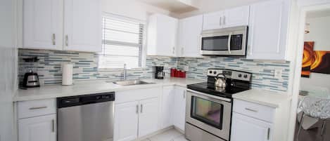 Apartamento, 4 quartos | Cozinha privada | Um frigorífico/congelador grande, um micro-ondas, uma placa de cozinha