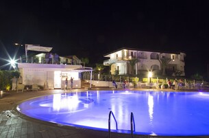 Piscina exterior sazonal, guarda-sóis, espreguiçadeiras 