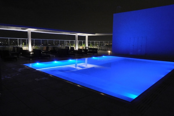 Piscina externa, espreguiçadeiras