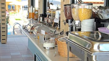 Pequeno-almoço tipo buffet diário (10 EUR por pessoa)