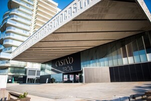 Um moderno edifício de cassino com entrada imponente e grande cobertura.