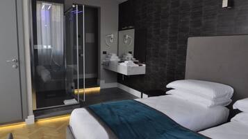 Suite | Roupa de alta qualidade, minibar, cofre no quarto, secretária