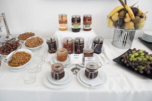 Café da manhã com buffet todos os dias mediante uma taxa