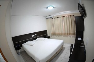 Quarto casal | Frigobar, escrivaninha, Wi-Fi de cortesia, roupa de cama