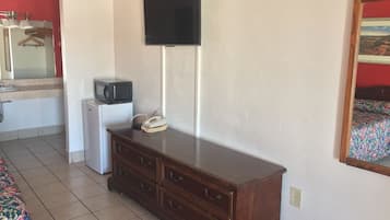 Quarto luxo, 1 cama King, para não fumantes, geladeira e micro-ondas | Comodidades do quarto