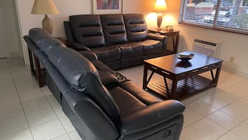 Apartamento superior | Área de estar | TV de tela plana