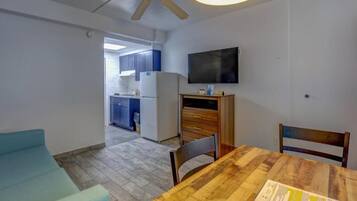 Suite, várias camas, kitchenette (Smoke Free, Two Rooms, Efficiency) | Sala de estar | Televisor de ecrã plano de 43 polegadas com canais por cabo, televisor