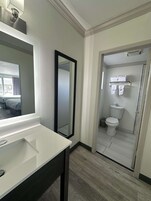 Quarto, 2 camas queen-size, não fumadores | Casa de banho | Uma combinação polibã/banheira, toalhas fornecidas