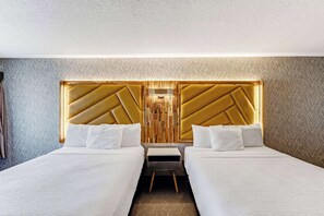 Quarto Deluxe, 2 camas queen-size, não fumadores (Private Balcony) | Roupa de alta qualidade, edredões de penas, secretária 