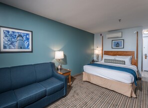 Quarto, 1 cama King, sacada, vista para o porto | Roupas de cama antialérgicas, escrivaninha