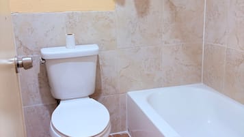 Quarto, 1 cama king-size, fumadores | Casa de banho | Artigos de higiene pessoal grátis, toalhas fornecidas, papel higiénico