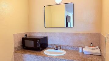 Quarto, 2 camas de casal, fumadores | Casa de banho | Artigos de higiene pessoal grátis, toalhas fornecidas, papel higiénico