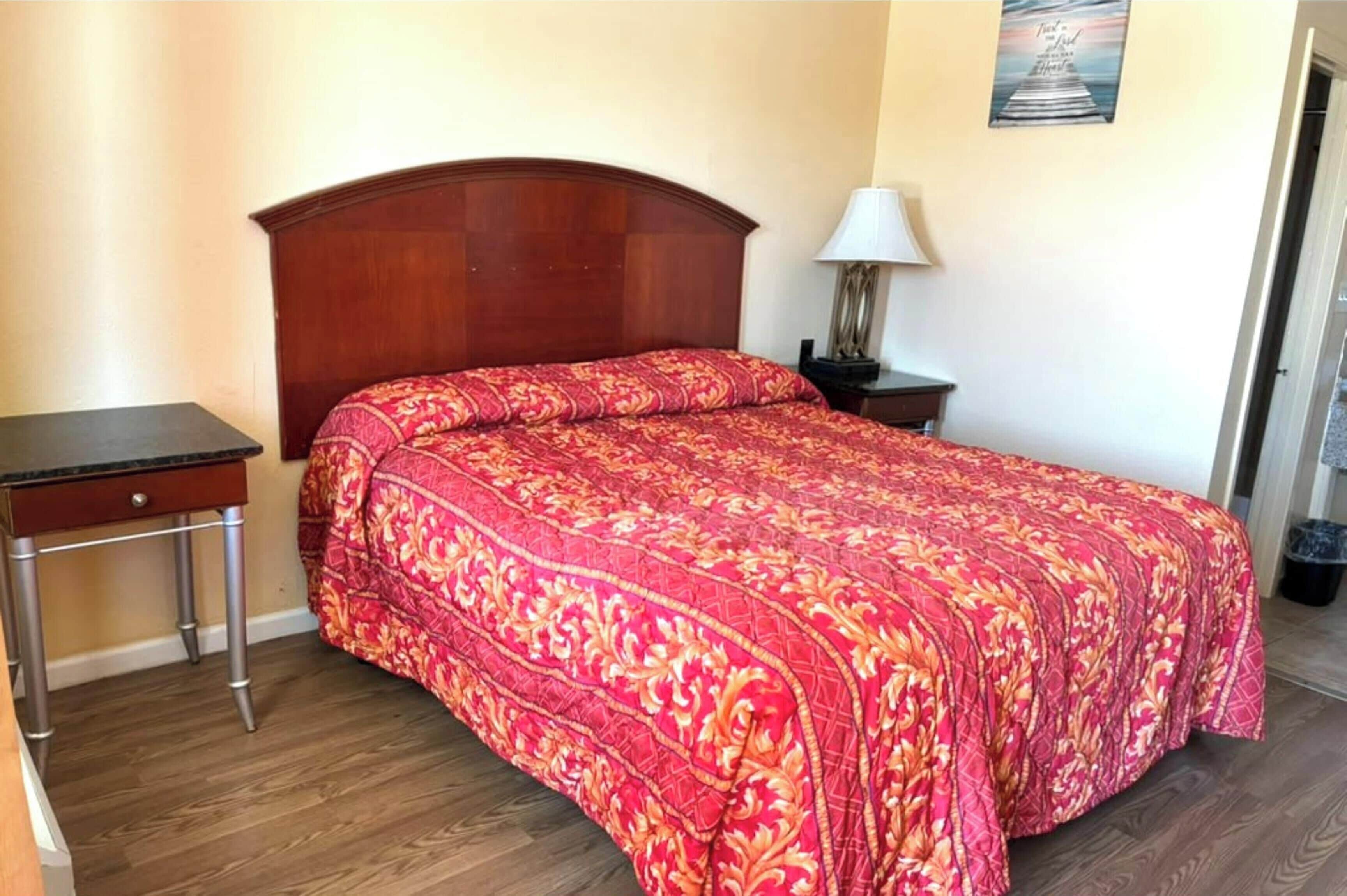 Quarto, 1 cama King, para fumantes | Escrivaninha, Wi-Fi de cortesia, roupa de cama