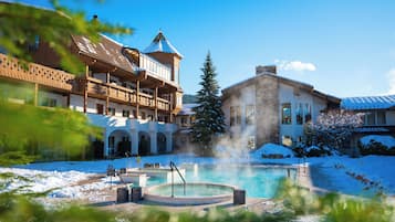 Piscina interna, 2 piscinas externas, espreguiçadeiras