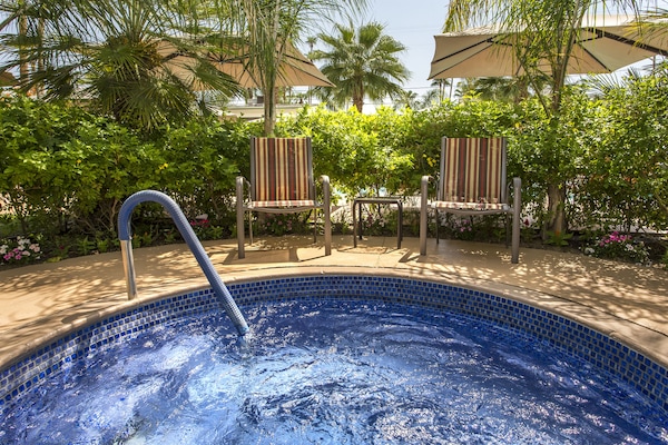 Piscina exterior, guarda-sóis, espreguiçadeiras