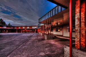 Fachada do alojamento (tarde/noite)