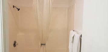 Uma combinação polibã/banheira, um secador de cabelo
