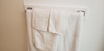 Uma combinação polibã/banheira, um secador de cabelo