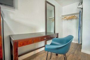 Cortinas/cortinados opacos, Wi-fi grátis, roupa de cama fornecida