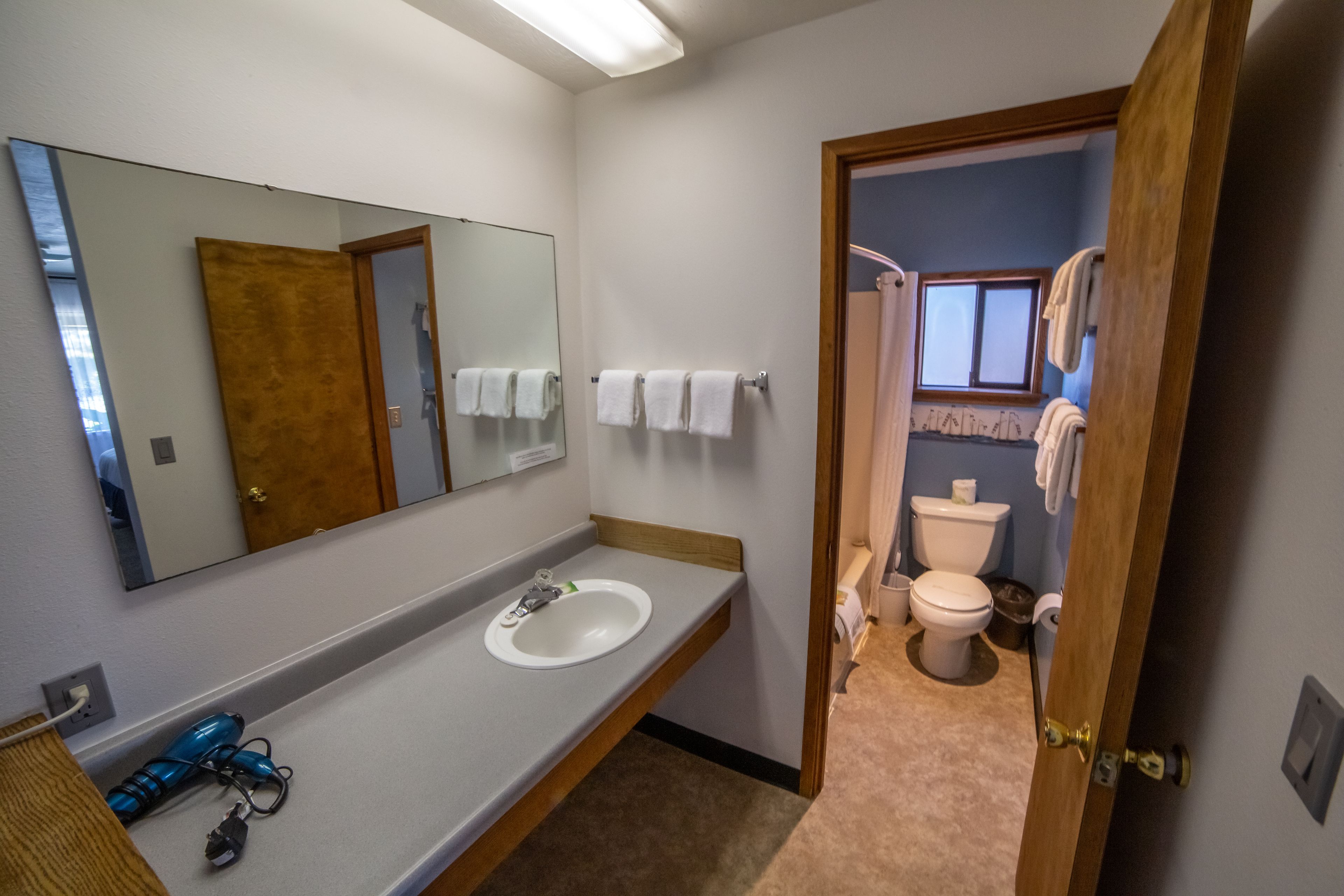 Quarto standard, 2 camas Queen | Banheiro | Produtos de toalete grátis, secador de cabelo, toalhas de banho 