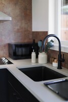 Suíte estúdio superior, 1 cama Queen, cozinha, vista para a montanha | Cozinha privada | Micro-ondas, cafeteira/chaleira, chaleira elétrica