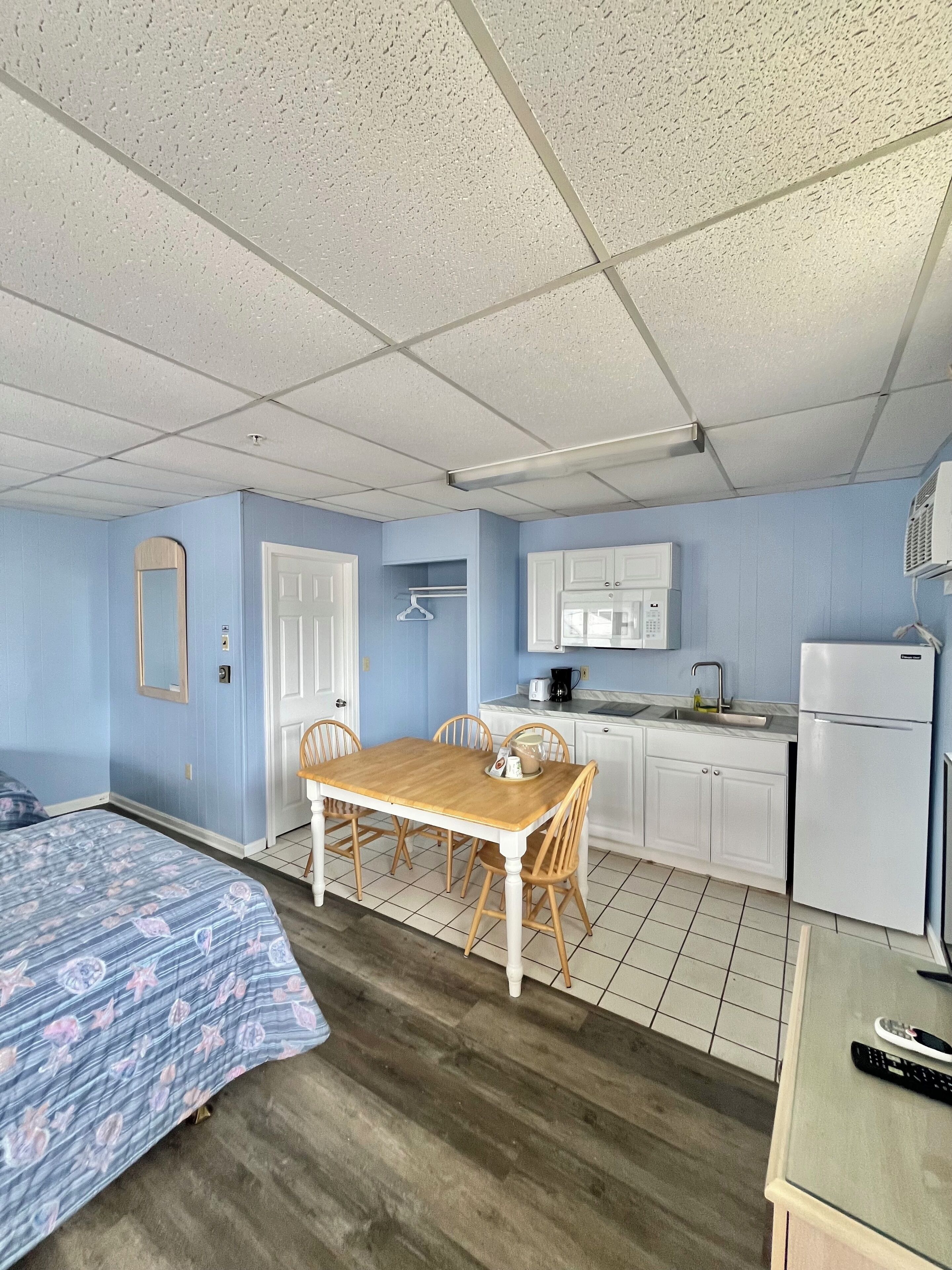 Quarto Duplo Deluxe, 2 camas de casal, kitchenette (Building 43) | Ferro/tábua de engomar, Wi-fi grátis, roupa de cama fornecida 