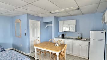 Quarto Duplo Deluxe, 2 camas de casal, kitchenette (Building 43) | Ferro/tábua de engomar, Wi-fi grátis, roupa de cama fornecida