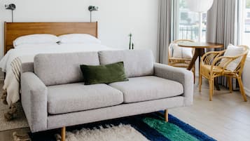 Quarto Deluxe, 1 cama king-size, vista para o lago | Wi-fi grátis, roupa de cama fornecida