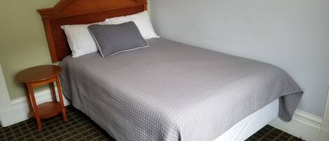 Quarto Standard, 1 cama de casal, casa de banho partilhada | 1 quarto, secretária, secretária adequada para computadores portáteis