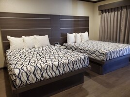 Quarto, 2 camas queen-size | Secretária, cortinas/cortinados opacos, ferro/tábua de engomar 