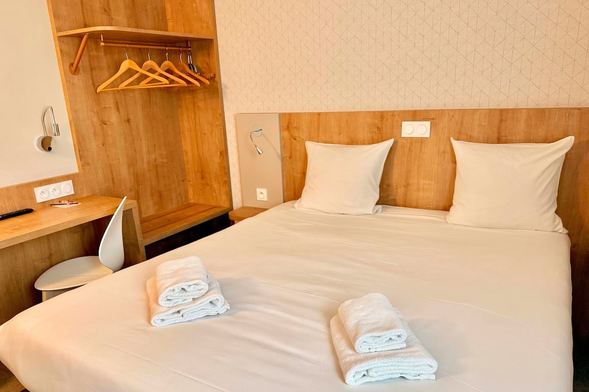 Quarto casal standard | Roupas de cama premium, escrivaninha, cortinas blackout