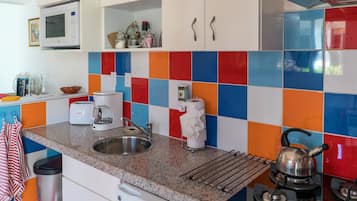 Garden Apartment with Pool | Cozinha privada | Minifrigorífico, um micro-ondas, uma placa de cozinha