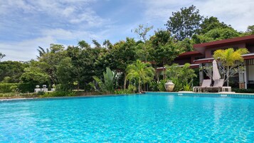Piscina exterior, toldos gratuitos, guarda-sóis