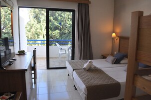  Standard Family Room with Bunk Bed | Cofres nos quartos, quartos à prova de som, roupa de cama