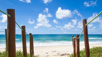 Perto da praia, praia de areia branca, espreguiçadeiras