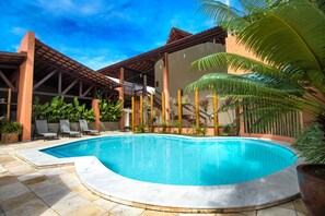 Piscina exterior, espreguiçadeiras