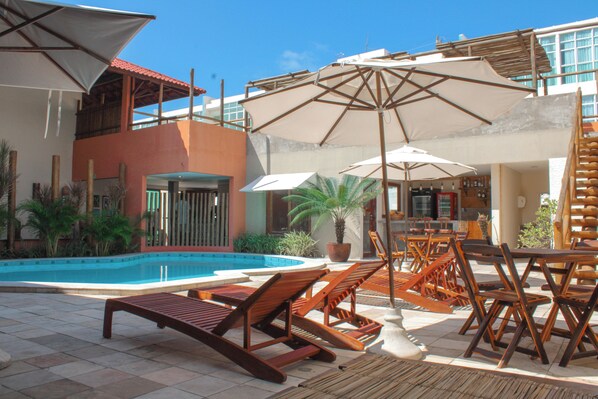 Piscina exterior, espreguiçadeiras