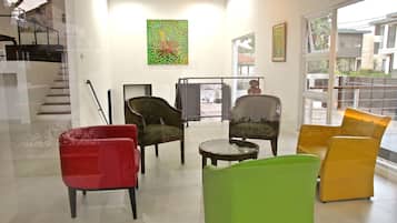 Área de estar no saguão