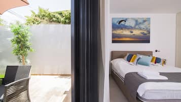 Suíte estúdio luxo, 1 cama Queen, varanda | 1 quarto, cofres nos quartos, escrivaninha, quartos à prova de som