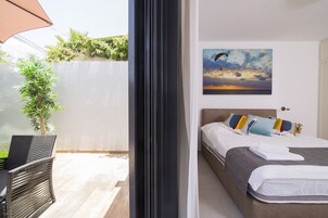 Suite-Estúdio Deluxe, 1 cama queen-size, pátio | 1 quarto, cofre no quarto, secretária, quartos insonorizados 