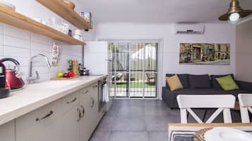 Apartamento luxo, 1 quarto, cozinha, no jardim | 1 quarto, cofres nos quartos, escrivaninha, quartos à prova de som