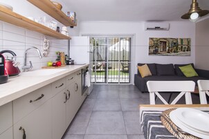 Apartamento Deluxe, 1 quarto, cozinha, junto ao jardim | 1 quarto, cofre no quarto, secretária, quartos insonorizados