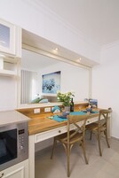 Suite-Estúdio Deluxe, 1 cama queen-size, pátio | Refeições no quarto