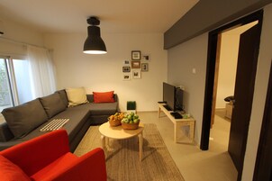 Apartamento Familiar, 2 quartos | Sala de estar | TV de ecrã plano 