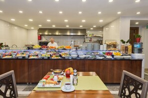 Pequeno-almoço inspirado na cozinha local diário (4 EUR por pessoa)