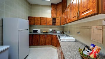 Geladeira, micro-ondas (mediante solicitação), cooktop