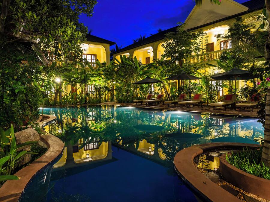 Piscina exterior, guarda-sóis, espreguiçadeiras